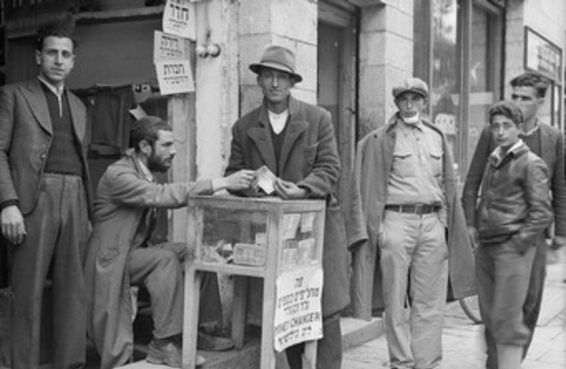 Israeli history photo of the week: Changing money - The Jerusalem Post