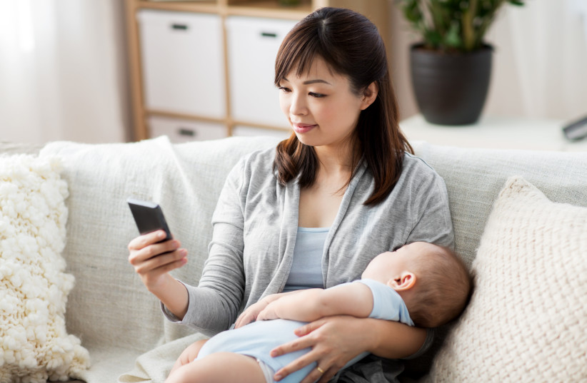 Should you be on the phone when you are with your baby? - The Jerusalem ...