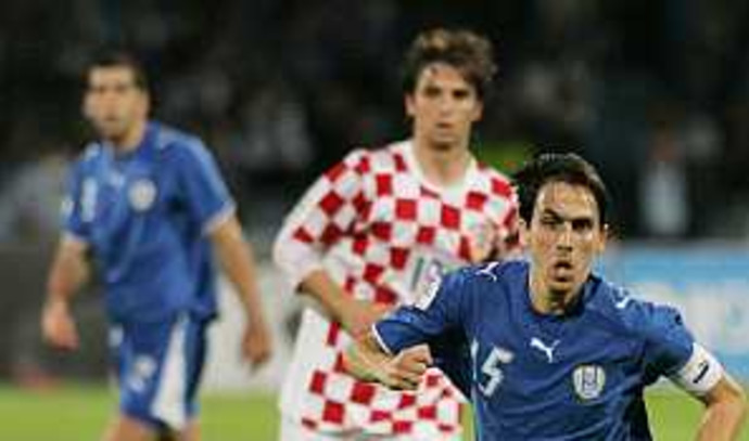 Chelsea's Bosingwa apologizes for kicking Benayoun - The Jerusalem Post