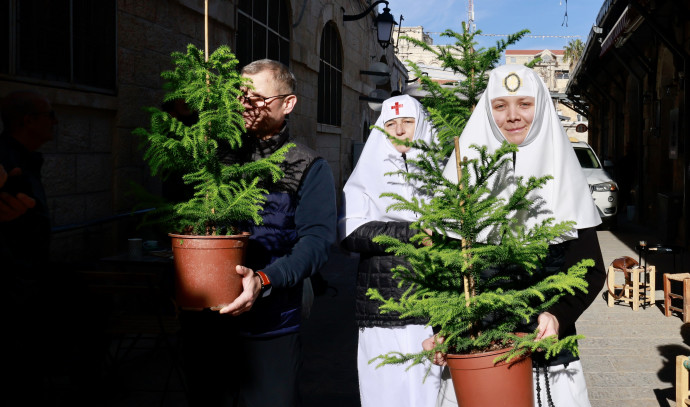 Jerusalem’s free Christmas trees bring joy, unity after Hamas massacre ...