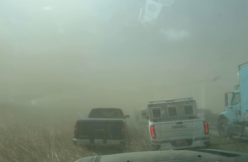Illinois dust storm blinds drivers, 6 die in chain-reaction crashes ...