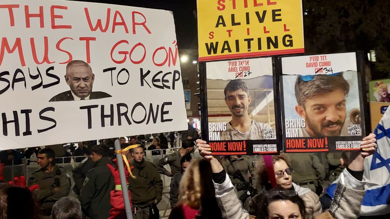 Protesters gather to demonstrate outside Benjamin Netanyahu's home ...