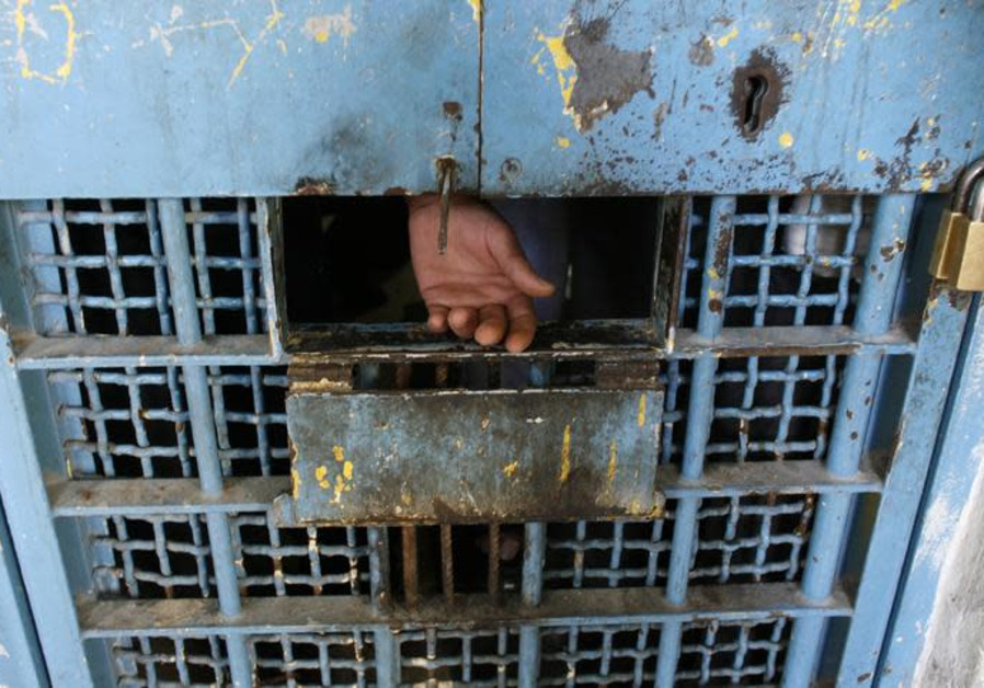 HRW report: Palestinian Authority, Hamas are torturing Palestinians ...