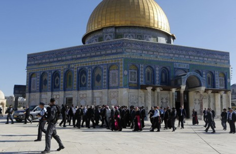 Jewish visitors to Jerusalem's Temple Mount besieged, taunted by ...