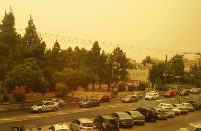 Thickest dust storm in 15 years blankets country in orange haze - The ...