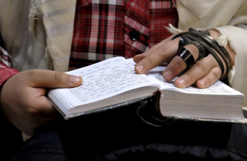 PHOTO GALLERY: Iranian Jews pray at synagogue on Palestine Street in ...