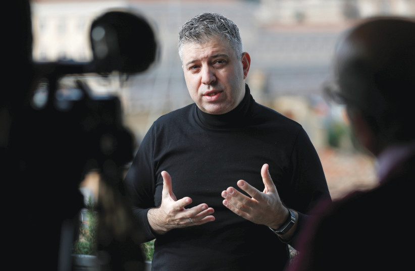 Jewish director sends message of hope in Pope Francis film - The ...