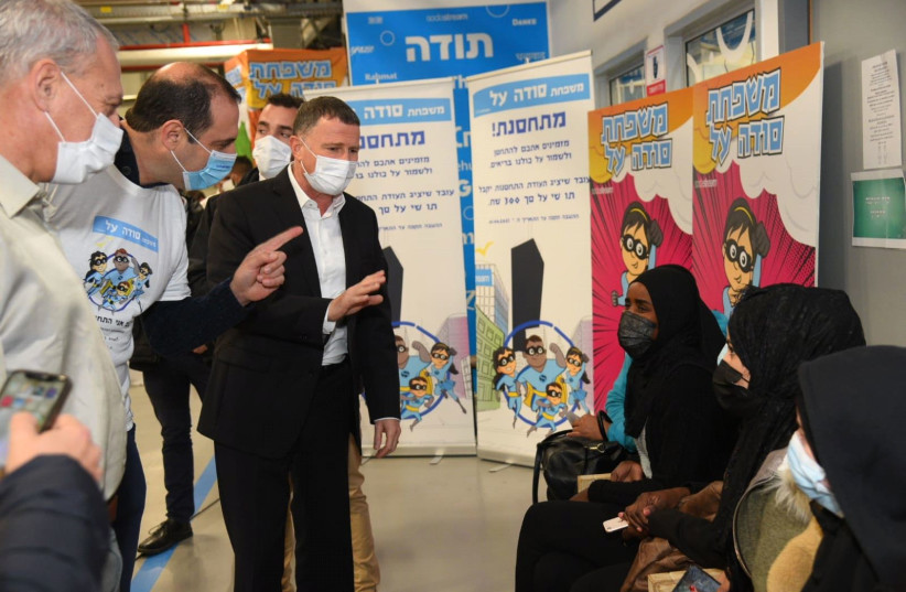 Yuli Edelstein visits a vaccination center