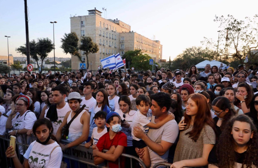 Rally demands Hamas return IDF soldiers' bodies in return for ceasefire ...