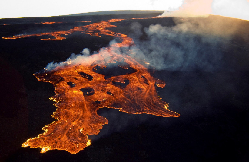 Alert level raised for Hawaii's Mauna Loa volcano after eruption - The ...