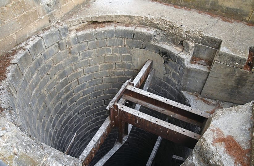 Israel's forgotten sulfur quarry in the Negev - Israel news - The ...