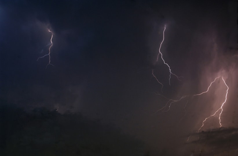 Lightning strikes, kills two young people on Mexican beach - The ...