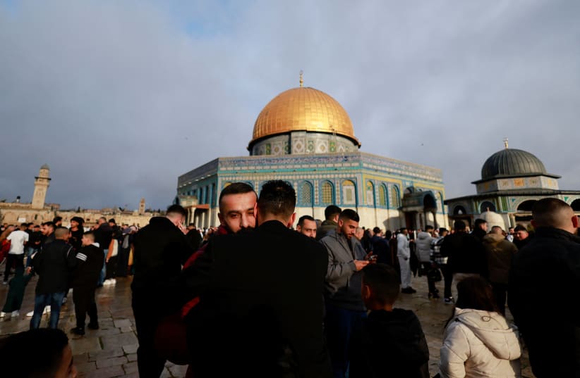 Man at Temple Mount assaults police officer, threatens to kill Israelis ...
